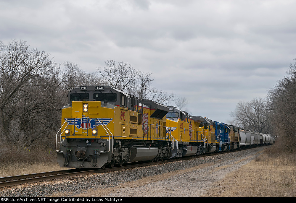 UP 8931 westbound UP manifest train